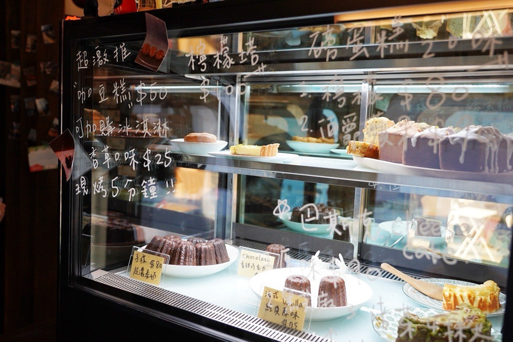 臺中驛鐵道文化園區｜免費景點！文青小旅市集、復古車廂咖啡Mamonaku Cafe @艾瑪 吃喝玩樂札記