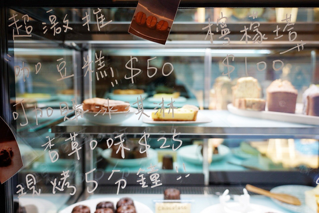 臺中驛鐵道文化園區｜免費景點！文青小旅市集、復古車廂咖啡Mamonaku Cafe @艾瑪 吃喝玩樂札記