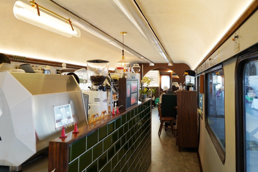 臺中驛鐵道文化園區｜免費景點！文青小旅市集、復古車廂咖啡Mamonaku Cafe @艾瑪 吃喝玩樂札記