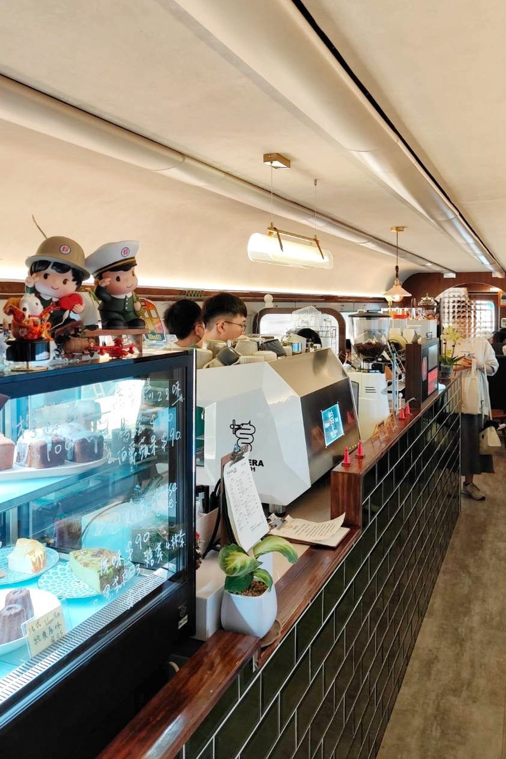 臺中驛鐵道文化園區｜免費景點！文青小旅市集、復古車廂咖啡Mamonaku Cafe @艾瑪 吃喝玩樂札記